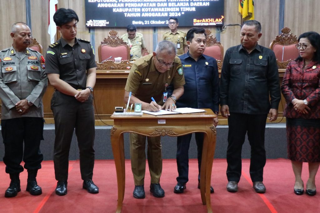 Pj.Sekda Kotim Menandatangani Persetujuan Bersama Rancangan Perda Perubahan APBD 2024 – Media ...